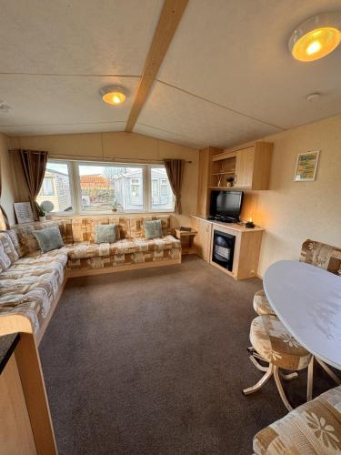 3 Bed Caravan - Sleeps 8 - Pet Friendly Parking - Towyn