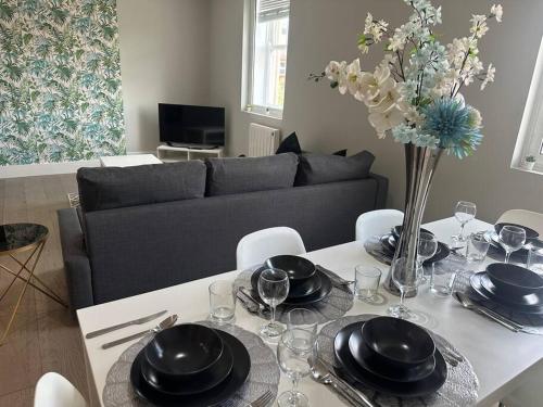 Spacious, Bright 2 Bed Flat With 1 S/king Bed. - Brentwood