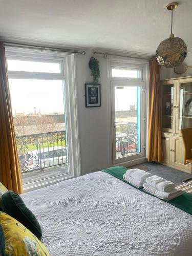 "The Elegance" Balcony Seafront Apartment - Eastbourne