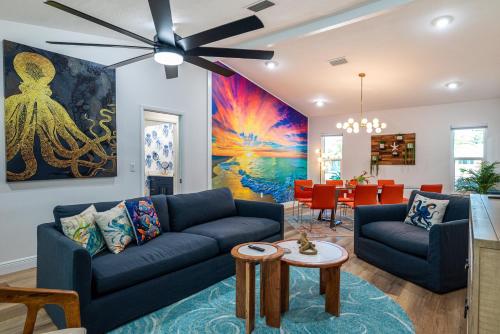 New! Blue Iguana! Tropical Backyard Oasis With Heated Pool, Hot Tub, Fire Table, And More! - Bradenton, FL