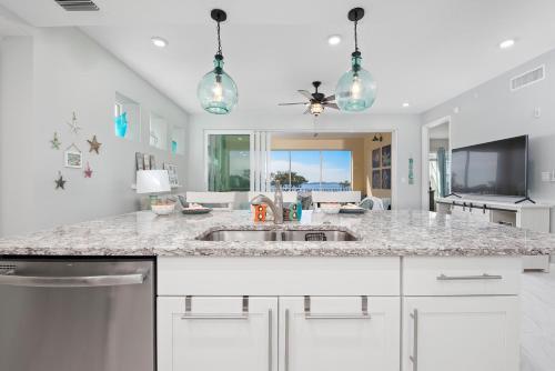 Holmes Beach Retreat! Condo In Margaritaville With Amazing Views Of The Bay! - Bradenton, FL