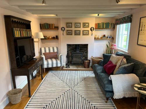 Cotswolds Manor Gatehouse With Log Burner - Cotswolds