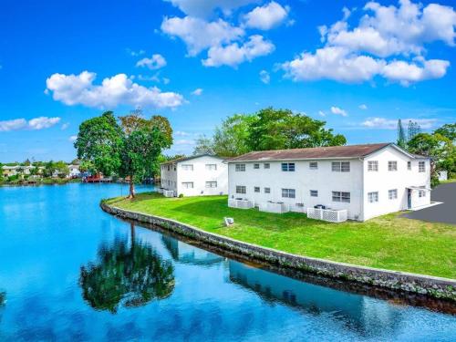 Water Front Condo - First Floor - Palm Wave Says - Coconut Creek, FL