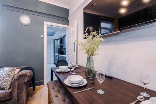 Fantastic Five Bedroom House By Purestay Short Lets & Serviced Accommodation South Yorkshire With Pa - Doncaster