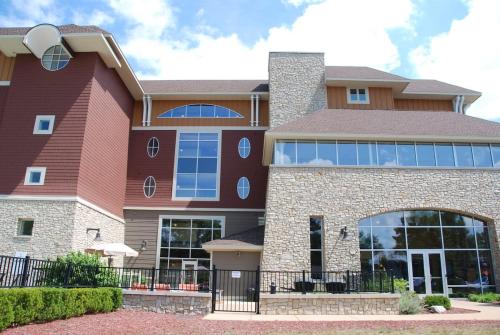 Beautiful First Floor Suite With Patio To The Bay - Shady Lane Cellars, Suttons Bay