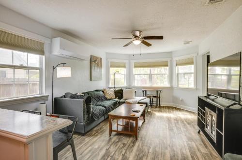 < 1 Mi To Downtown Conroe: Charming Apartment - Conroe, TX