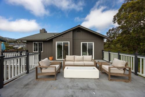 Seaside Home Modern Retreat With Breathtaking Views And Beachside Charm - Half Moon Bay, CA