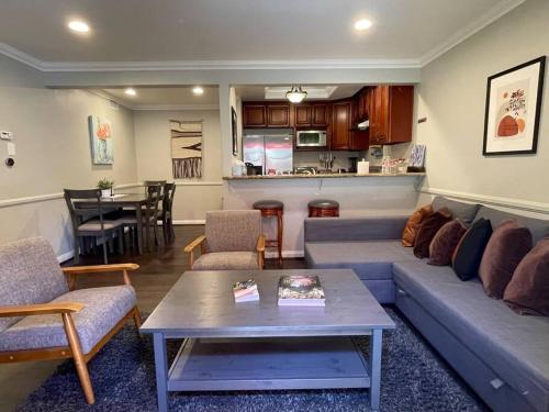 Closest Walk Across Street To Disneyland Full Kitchen Free Laundry Free Parking Pool & Spa - Anaheim, CA