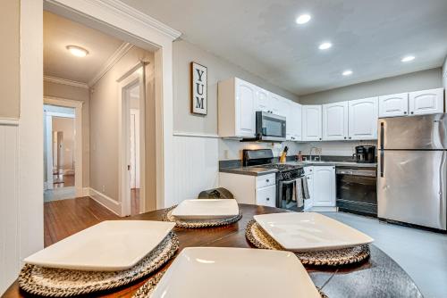 Charming Decatur Oakhurst Bungalow With Patio! - Decatur, GA