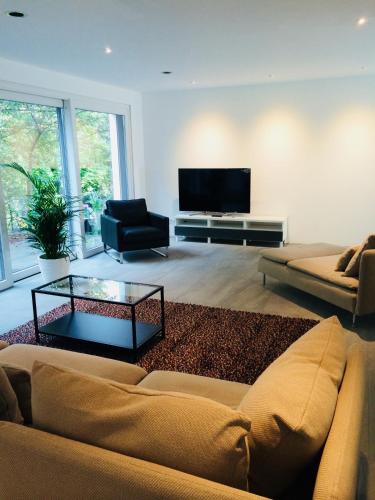 Modernes Ferienhaus Mit 2 Balkonen, Terrasse Und Garten ! - Bochum