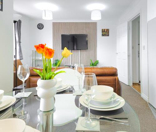 Deluxe Large 2-bedroom Apartment With 3 Beds, Free Parking & Netflix - Bolton