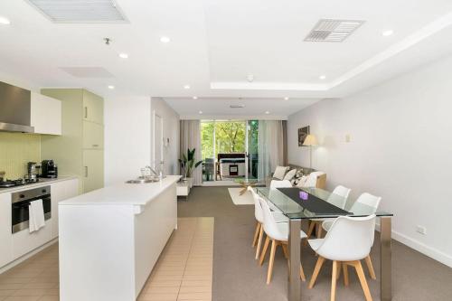 Warm Waves - Beach Pool Home - Glenelg