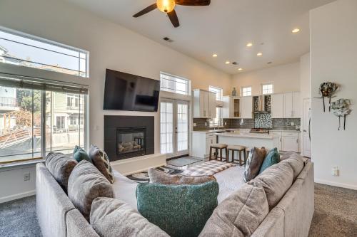 Theater Room, Fireplace: Home 5 Mi To Dtwn Reno! - Sparks, NV