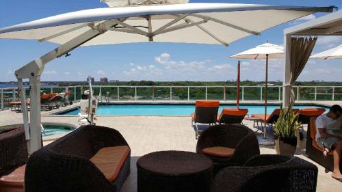 Gorgeous Coconut Grove 3 Bedroom Condo With Amazing Views Parking Included - Miami
