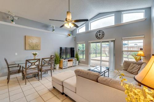 Lovely Florida Retreat W/ Lanai: 5 Mi To Riverwalk - Little Lake Laurie, Heathrow