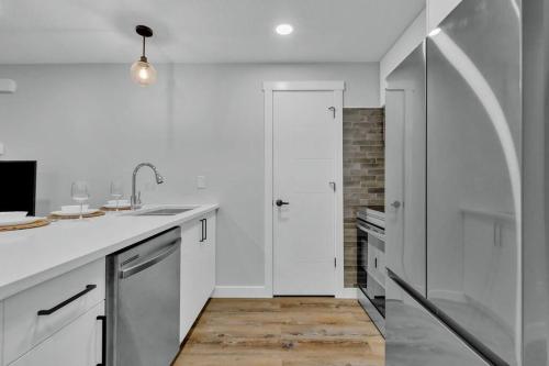Stylish Suite-nearwem-4 Bed-central - Alberta