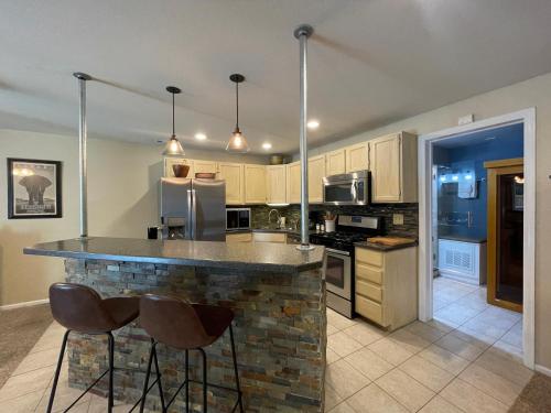 Couples Retreat With Hot Tub, Sauna And Steam Room - Fort Collins, CO