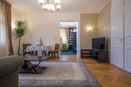 Giovanni's Airport House - Budapest