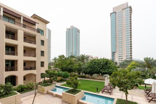 Lux Bnb I Turia Tower I Lake & Garden Views - Dubaï