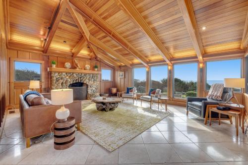 Remodeled Oceanfront Estate With Studio Cottage - Mendocino, CA