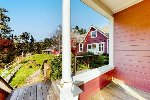 Prime Mendocino Retreat With Hot Tub & 2 Kitchens - Mendocino, CA
