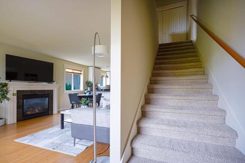 Stylish North Seattle Townhouse- Dual Master Suites - Shoreline, WA