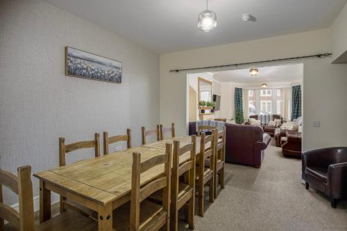 Arnside - Spacious 10-bedroom Seaside Cottage With Hot Tub - Blackpool