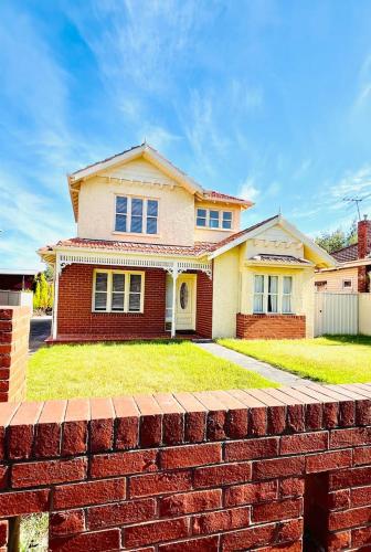 Townhouse Near The World’s Coolest High St In 2024 - Melbourne