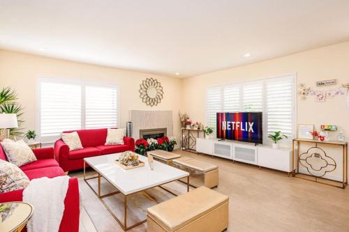 La Sunny House Beautiful Yard 7 Rooms 4 Bathrooms Near Disneyland & Hollywood & Downtown - Orange County, CA