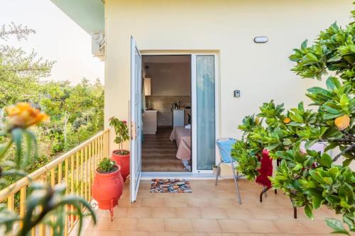 Summer Rose Garden Getaway - A Step To The Beach - Kalamata