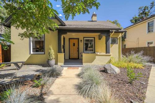 3bd Charming Cottage Large Backyard Garden Suite - Colorado Springs, CO