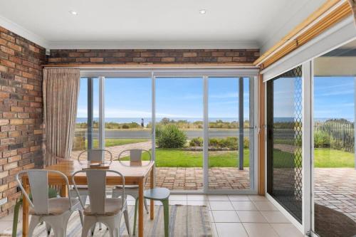 Absolute Bay Frontage With Open Fire And Spa Bath - Portarlington