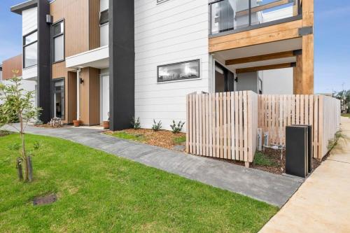Boardwalk On Bright Coastal Apartment - Geelong