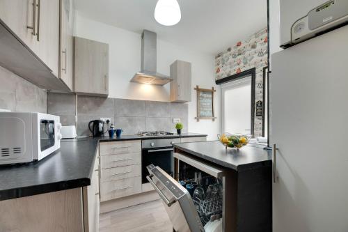 Newcastle City Apt5,free Street Parking,4 Bedroom House With 2 Full Bathroom And Kitchen,all Rooms W - Newcastle upon Tyne
