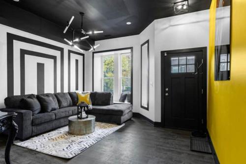 The Black And White Suite - Chicago, IL