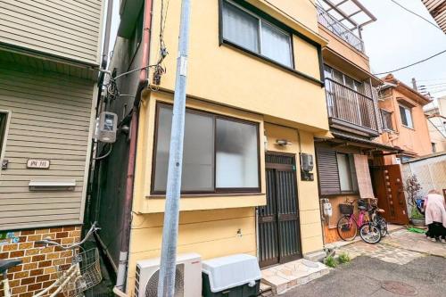 Jr西九条徒歩4分!最大12名宿泊可能!貸切一軒家!usj、梅田アクセス良好!1f広々リビングあり! - Osaka, Japan