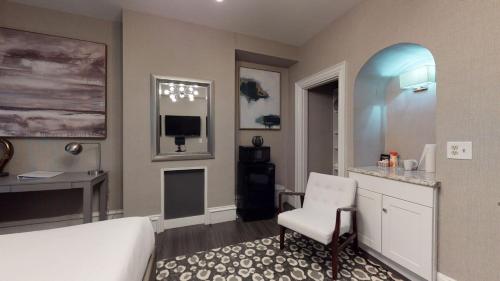 L 3-33 Stylish Private Studio In Boston! - Wellesley, MA