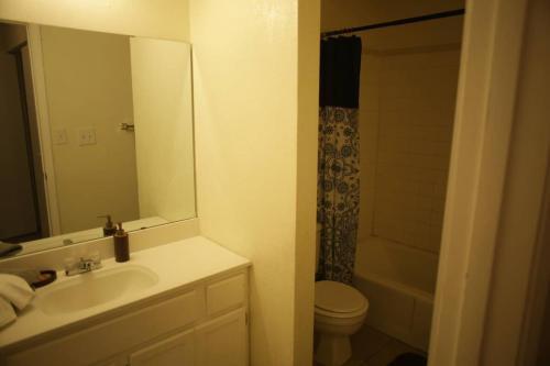 Conveniently Located Apartment Near The Fort Sill Entrance Gate! - Lawton, OK