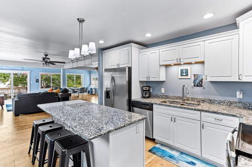 4 Br 2 Ba Peaceful Getaway Year Round On Park Lake - Lansing, MI