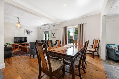 Bindi Cottage, Spacious & Unique, Opposite Pool - Orange