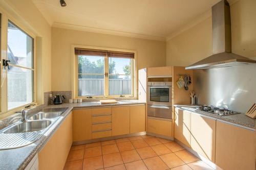 Tranquil Taylor - Two-storey Cbd Family Home, Bbq - Dubbo