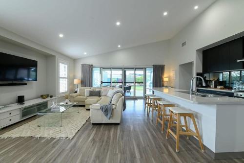Luxe On Lincoln - Close To Zoo, Rejuvenating Pool - Dubbo