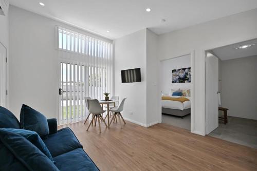 The Elm Apartments - The Yellow Room - Orange