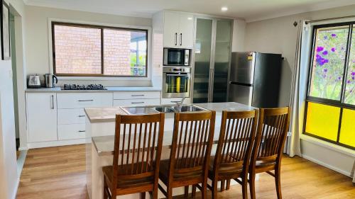 Charming Riverside Retreat Sleep6 - Morisset