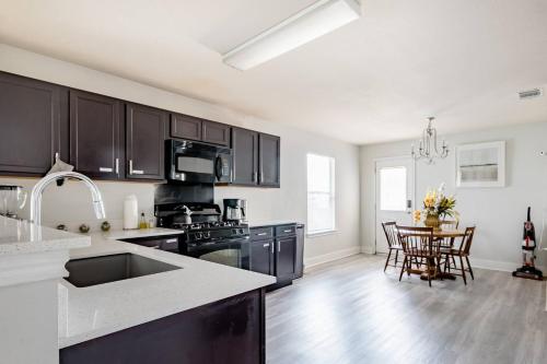 Serenity Home Near Downtown & Airport - Austin, TX