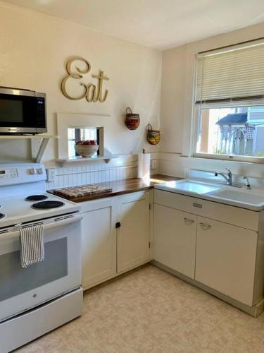 Historic Downtown Flat, # 2 - Warrenton, OR
