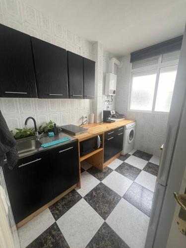 Habitacion 1 En Tercera Planta Sin Ascensor No Es Piso Entero A Compartir Bano Y Cocina - Fuengirola