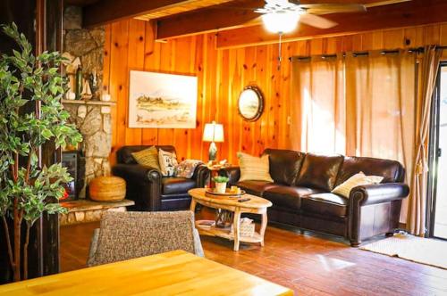 Knotty Pines Lodge - Yosemite National Park, CA