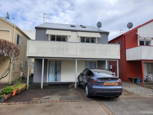 An Inner City 4-bedroom House With Two Carparks - Wellington