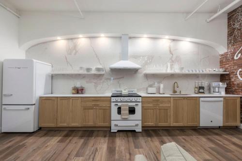 Glamorous Heart Of Kentucky 4 Bed 2 Bath Luxury Suite - Louisville, KY